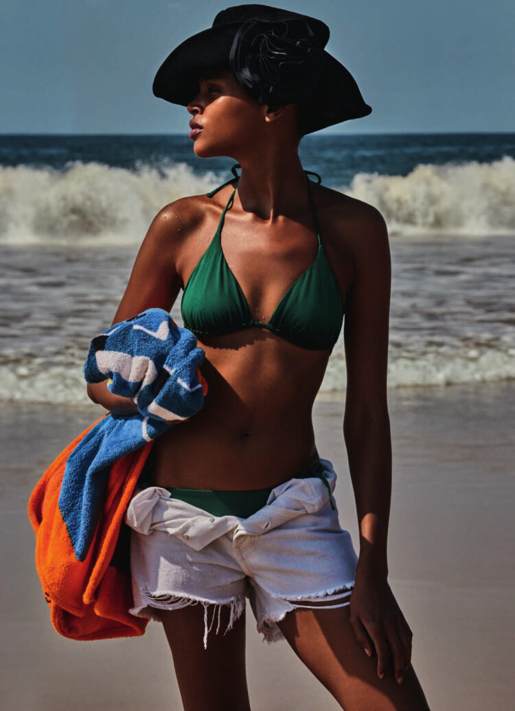 10 Hot Sexy Aya Jones Bikini Pics