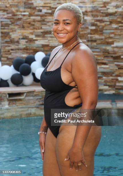 8 Hot Sexy Barbara Wallace Bikini Pics