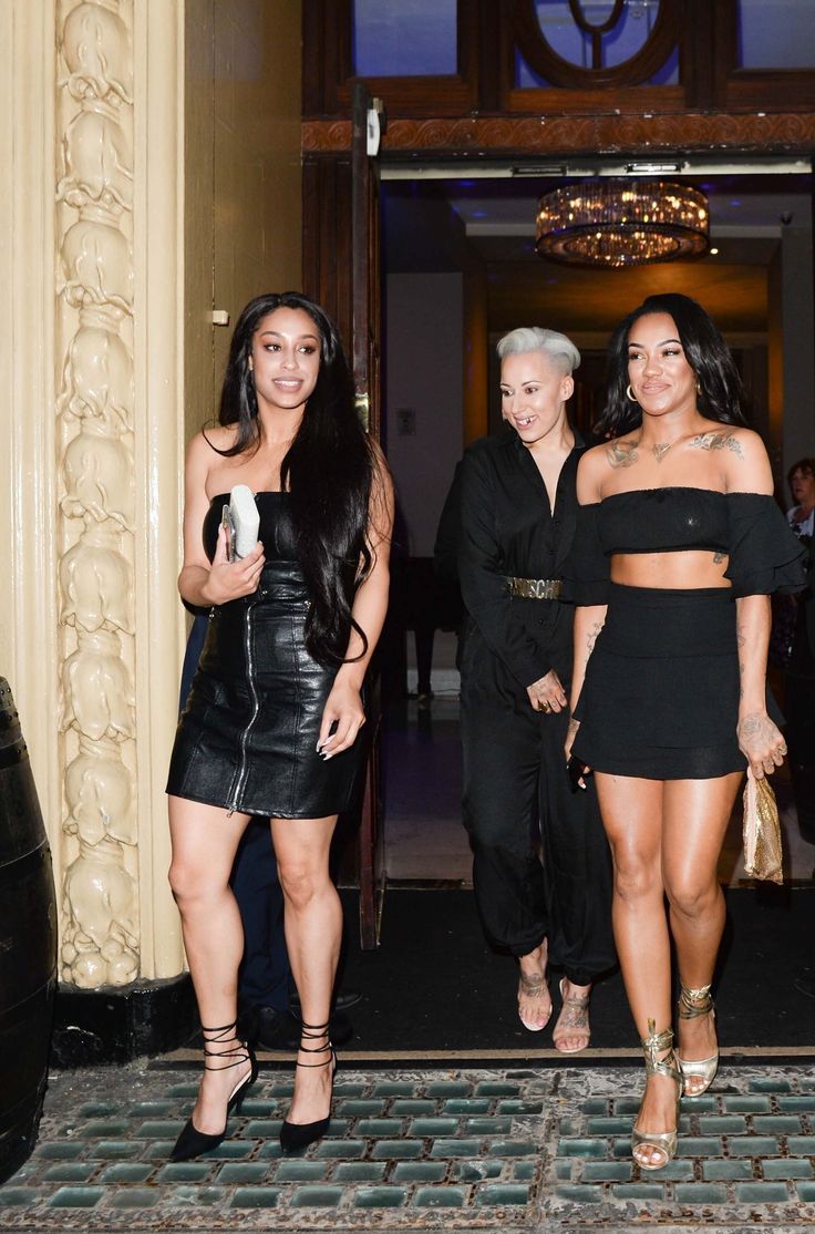 8 Hot Sexy Courtney Rumbold Bikini Pics