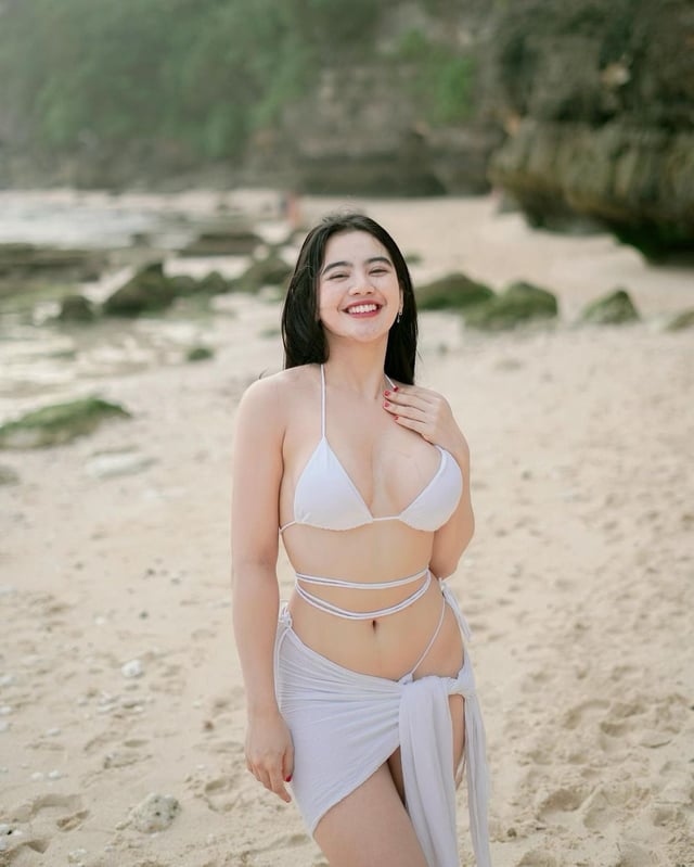 8 Hot Sexy Fbyana Bikini Pics