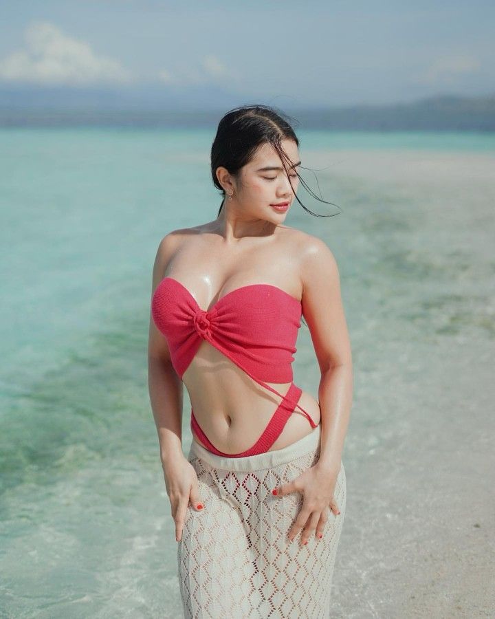 8 Hot Sexy Fbyana Bikini Pics