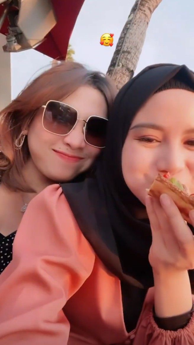 6 Hot Sexy Fika Susianty Bikini Pics