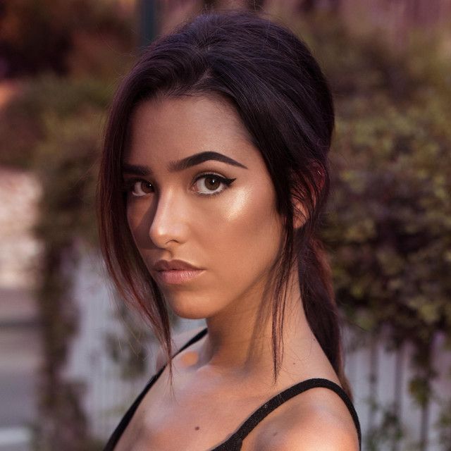 5 Hot Sexy FoxenKin Bikini Pics