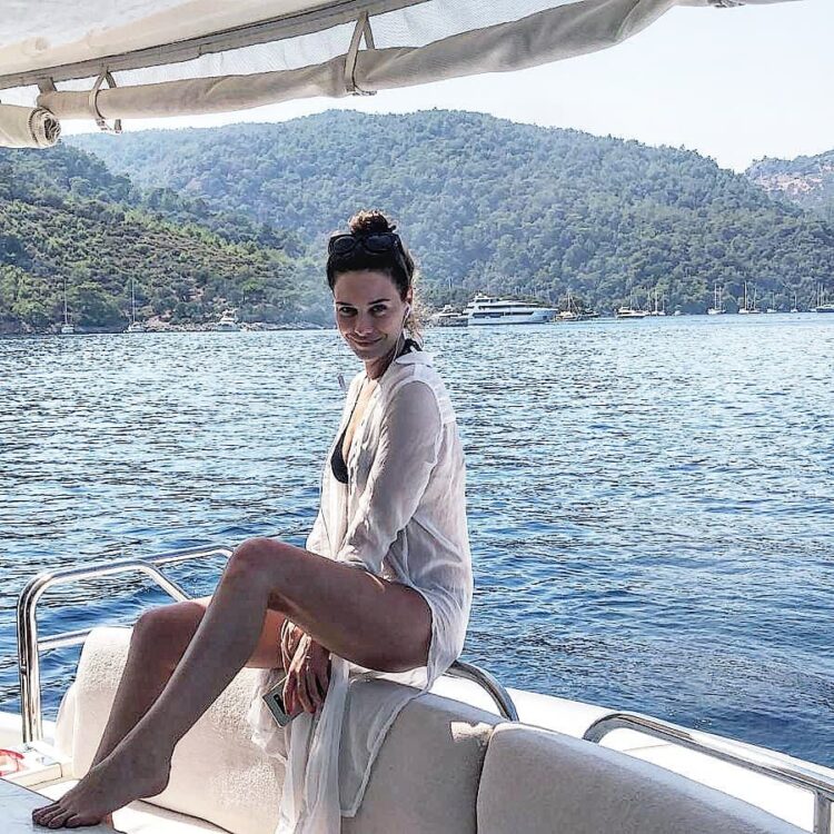 10 Hot Sexy Gozde Mukavelat Bikini Pics