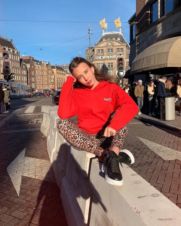 10 Hot Sexy Gina Singels Bikini Pics