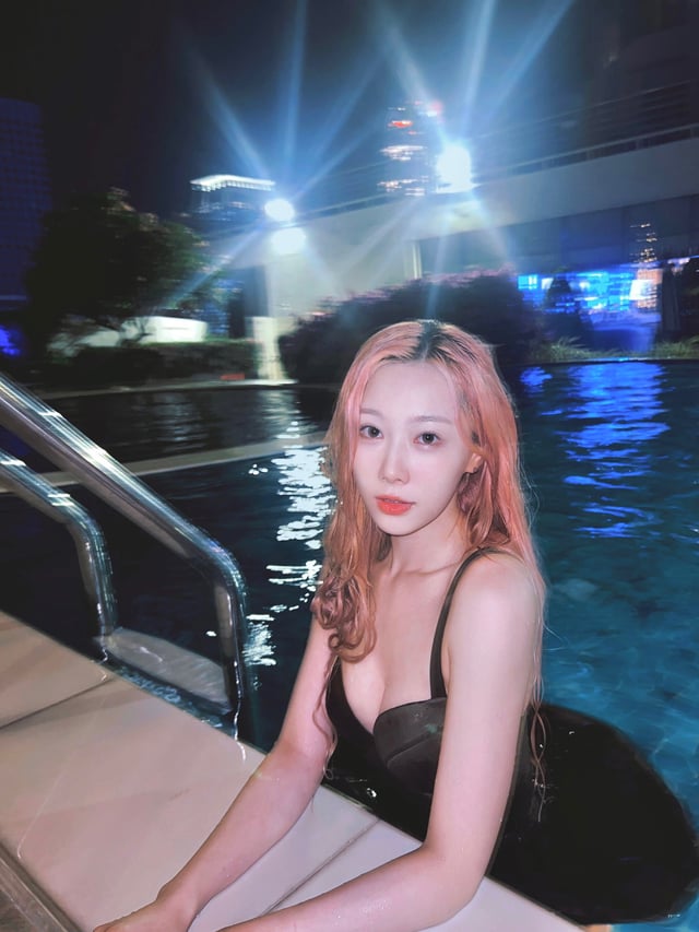 9 Hot Sexy Han Dong Bikini Pics