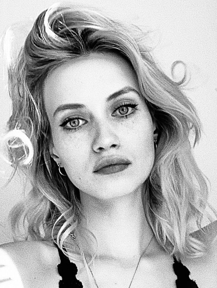 10 Hot Sexy Hania Koczewska Bikini Pics