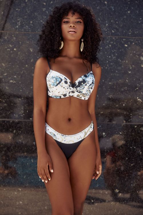 7 Hot Sexy Helen Le Bikini Pics