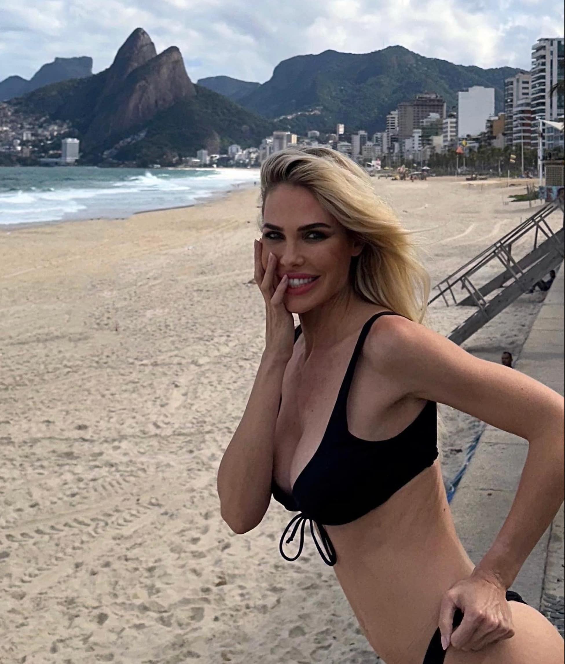 8 Hot Sexy Ilary Blasi Bikini Pics
