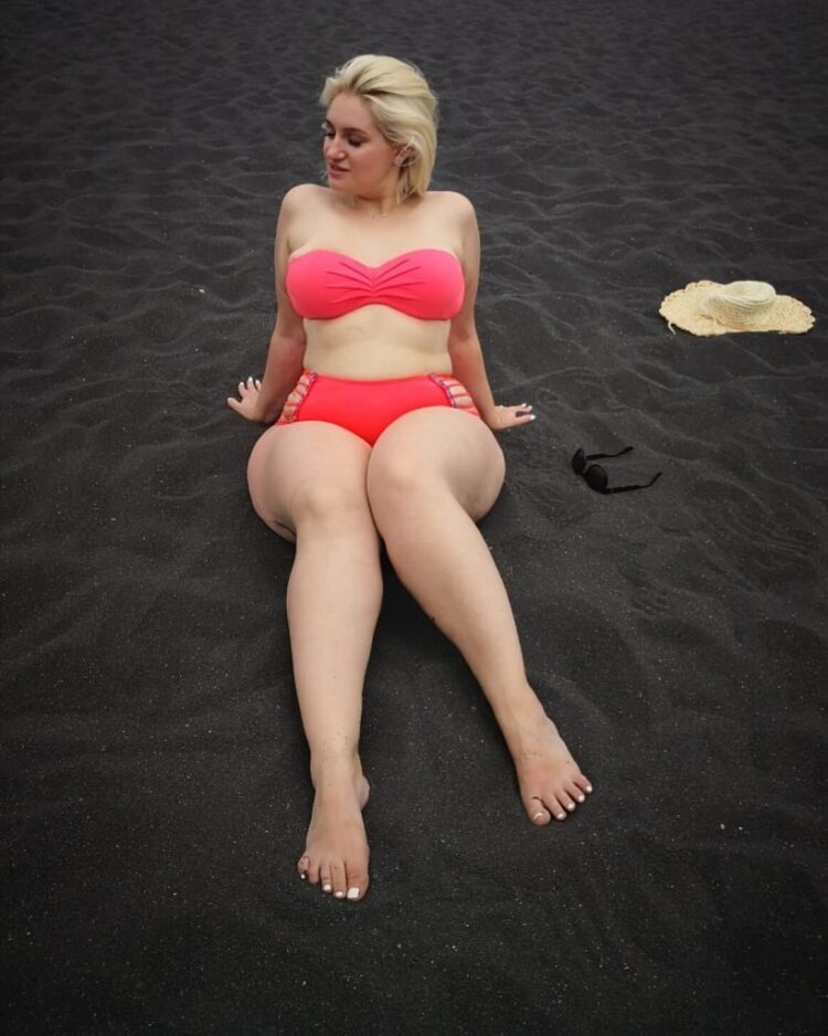 10 Hot Sexy Ioana Dumitrache Bikini Pics