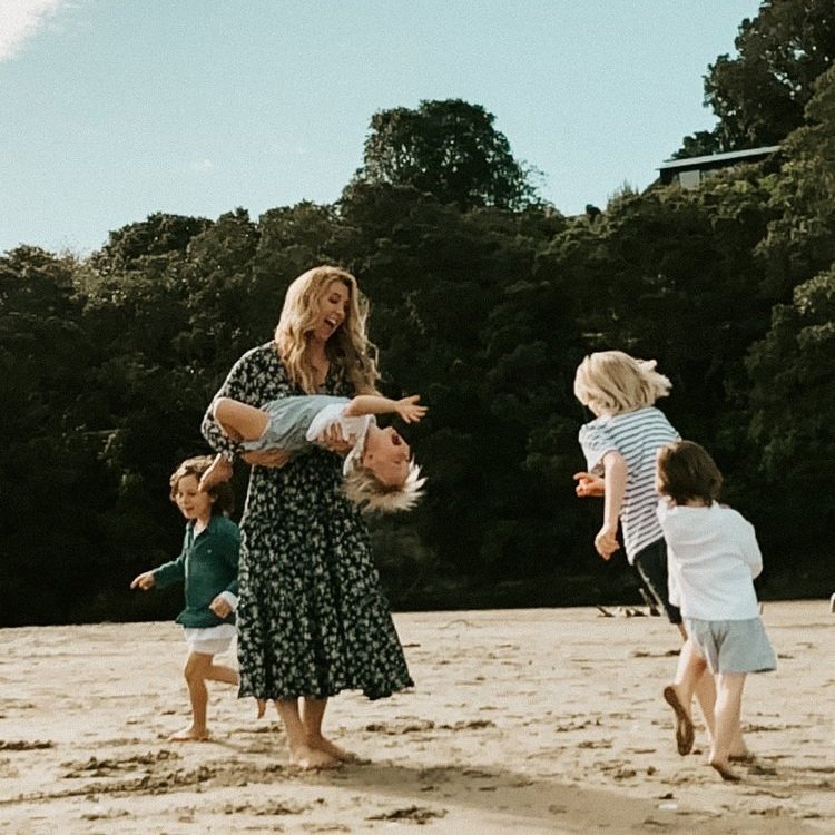 7 Hot Sexy Isobel Benesch Bikini Pics