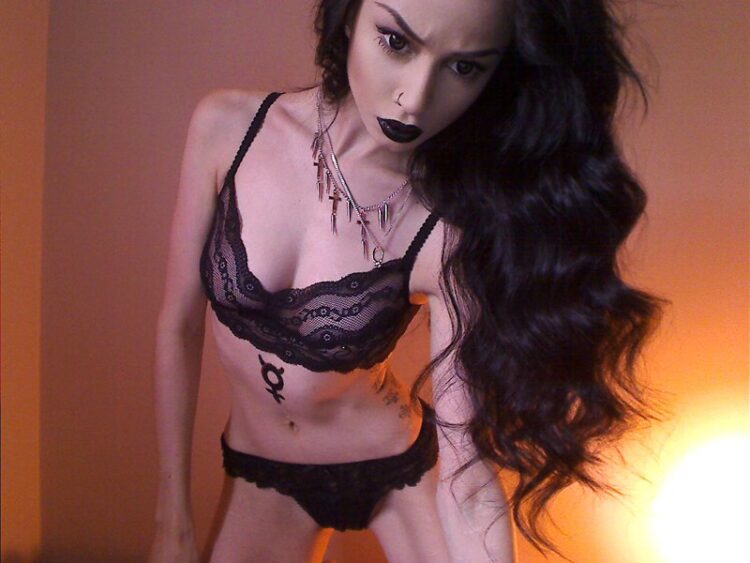 8 Hot Sexy Ivania Carpio Bikini Pics