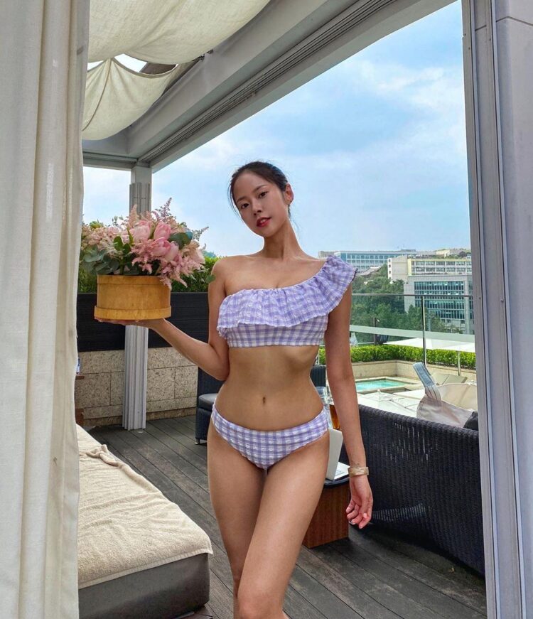 8 Hot Sexy Jeniffer Kim Bikini Pics