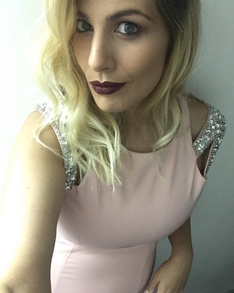 10 Hot Sexy Jennifer Owczarczyn Basarab Bikini Pics