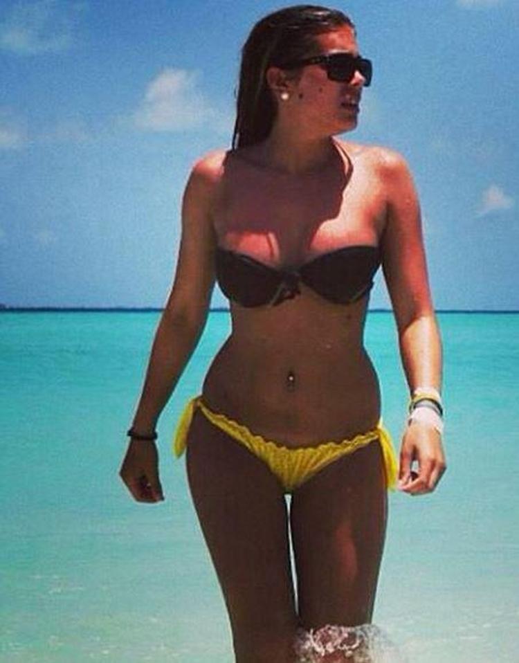 8 Hot Sexy Jennifer Rueda Bikini Pics