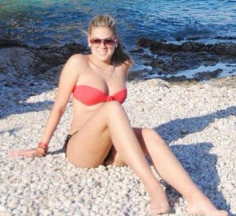 8 Hot Sexy Jennifer Rueda Bikini Pics