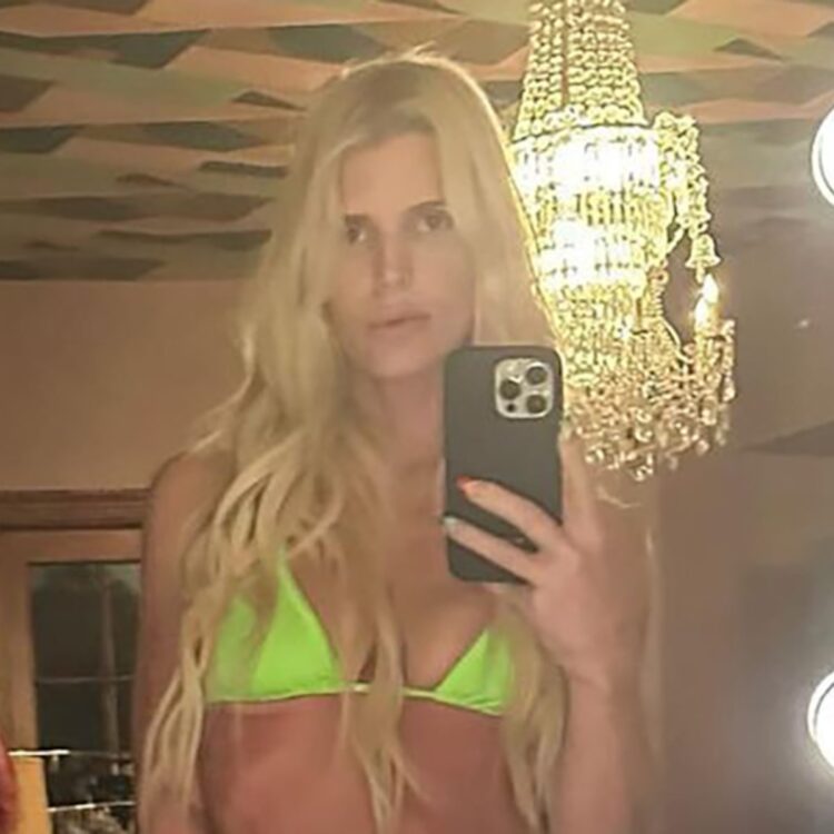 7 Hot Sexy Jennifer Simpson Bikini Pics