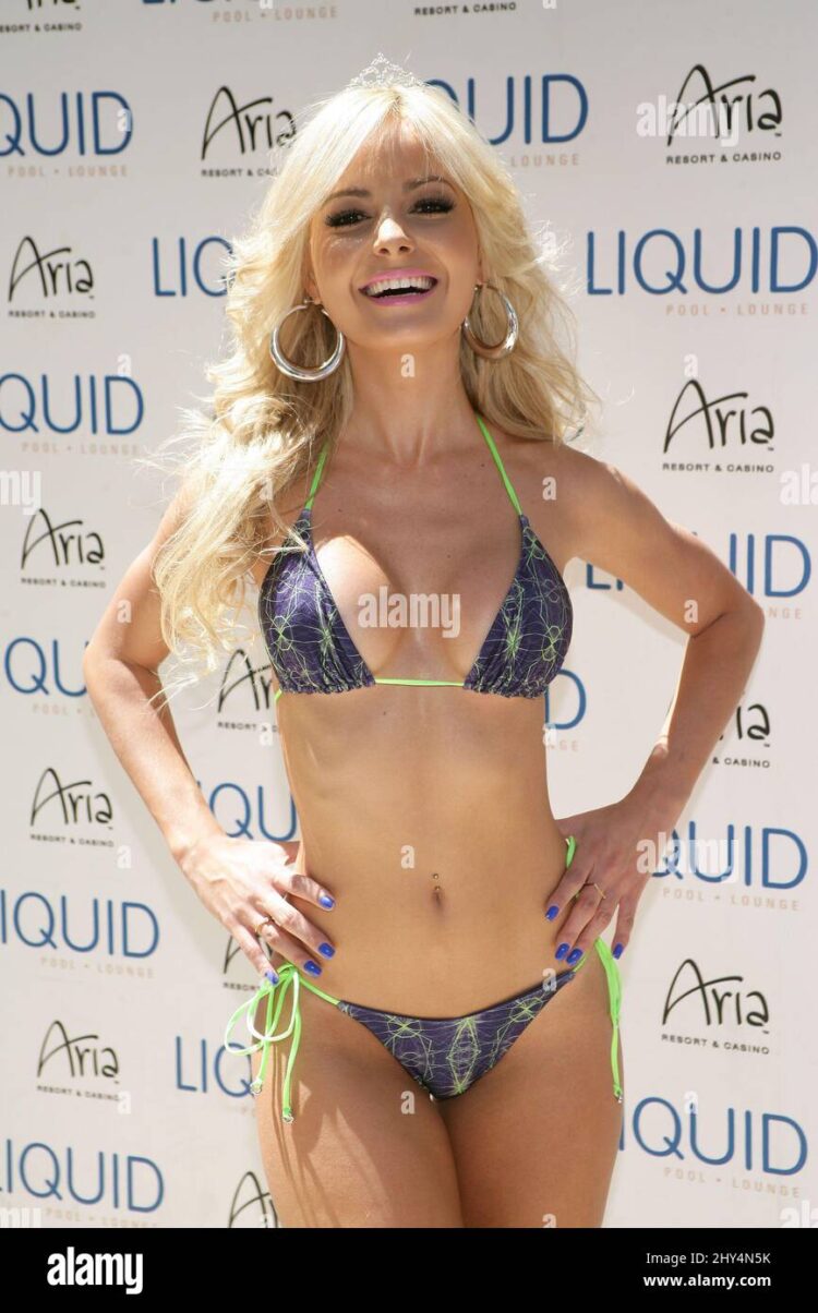 9 Hot Sexy Jhenny Andrade Bikini Pics