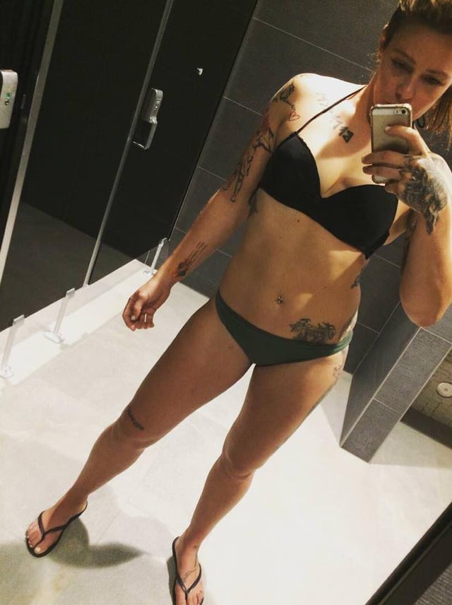 8 Hot Sexy Joanne Calderwood Bikini Pics