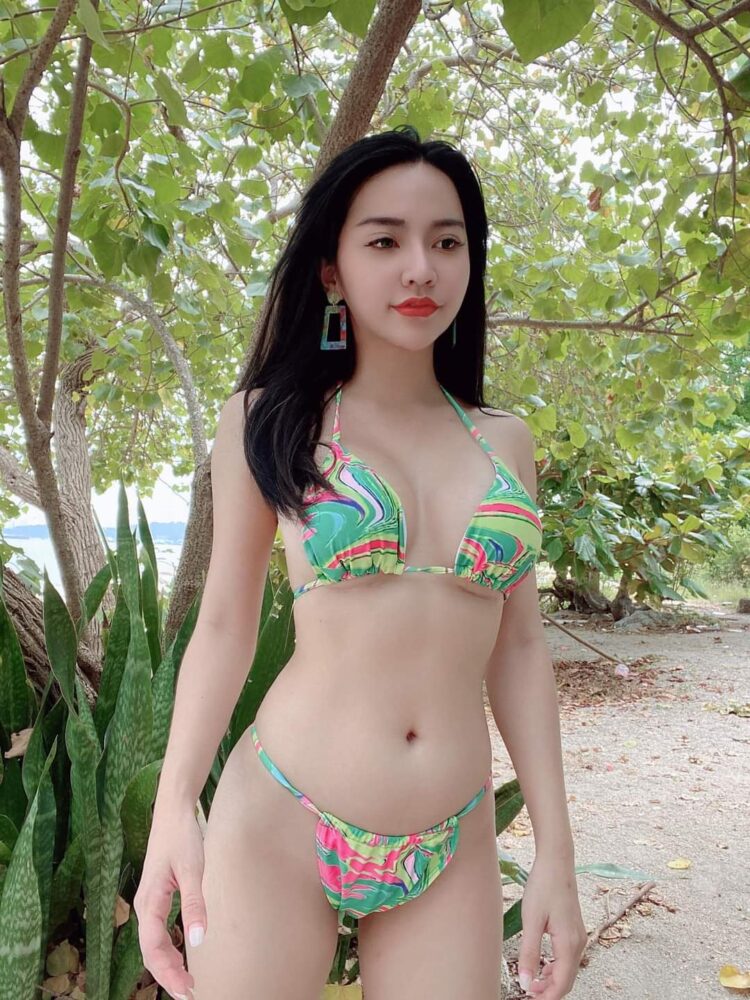 6 Hot Sexy Joycelyn Linh Bikini Pics