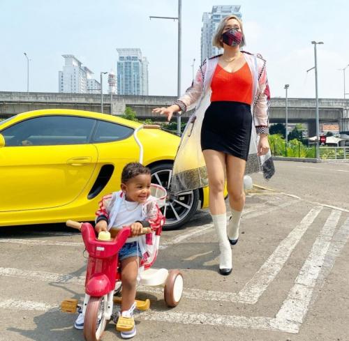 5 Hot Sexy Kimmy Yang Bikini Pics