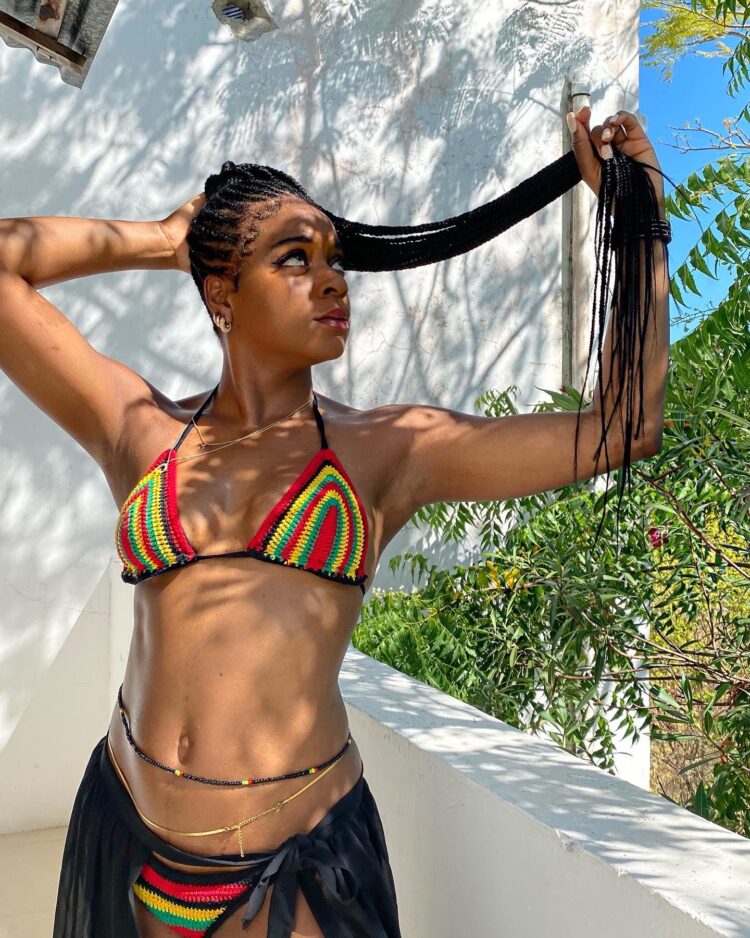 8 Hot Sexy Kiza Deen Bikini Pics