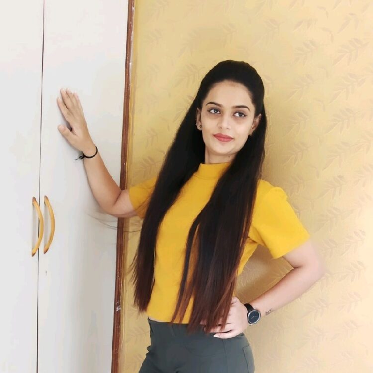 5 Hot Sexy Komal Bhuva Bikini Pics