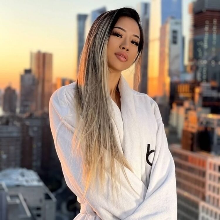 4 Hot Sexy Kym Lee Bikini Pics