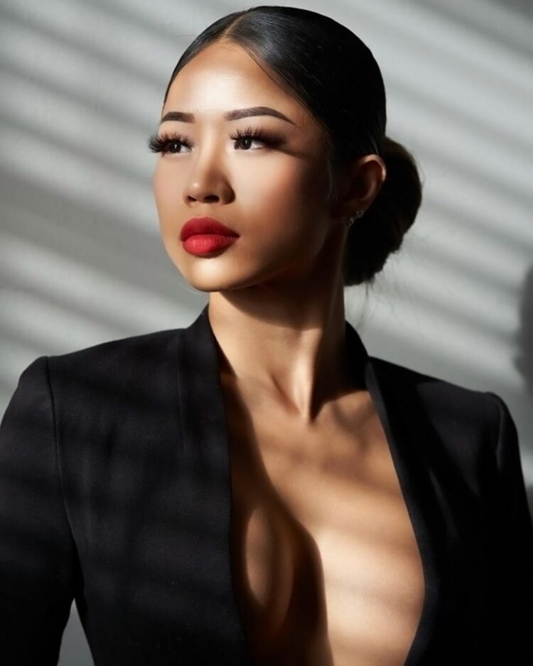 4 Hot Sexy Kym Lee Bikini Pics