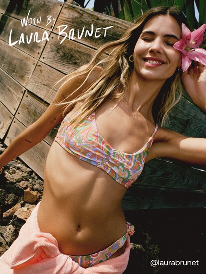 9 Hot Sexy Laura Brunet Bikini Pics