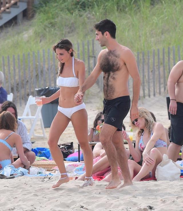 8 Hot Sexy Laura Perlongo Bikini Pics