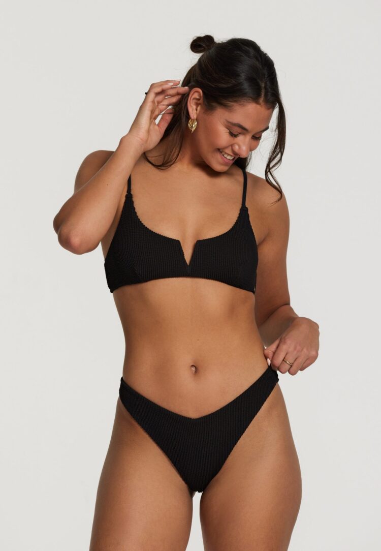 5 Hot Sexy Lush Leah Bikini Pics