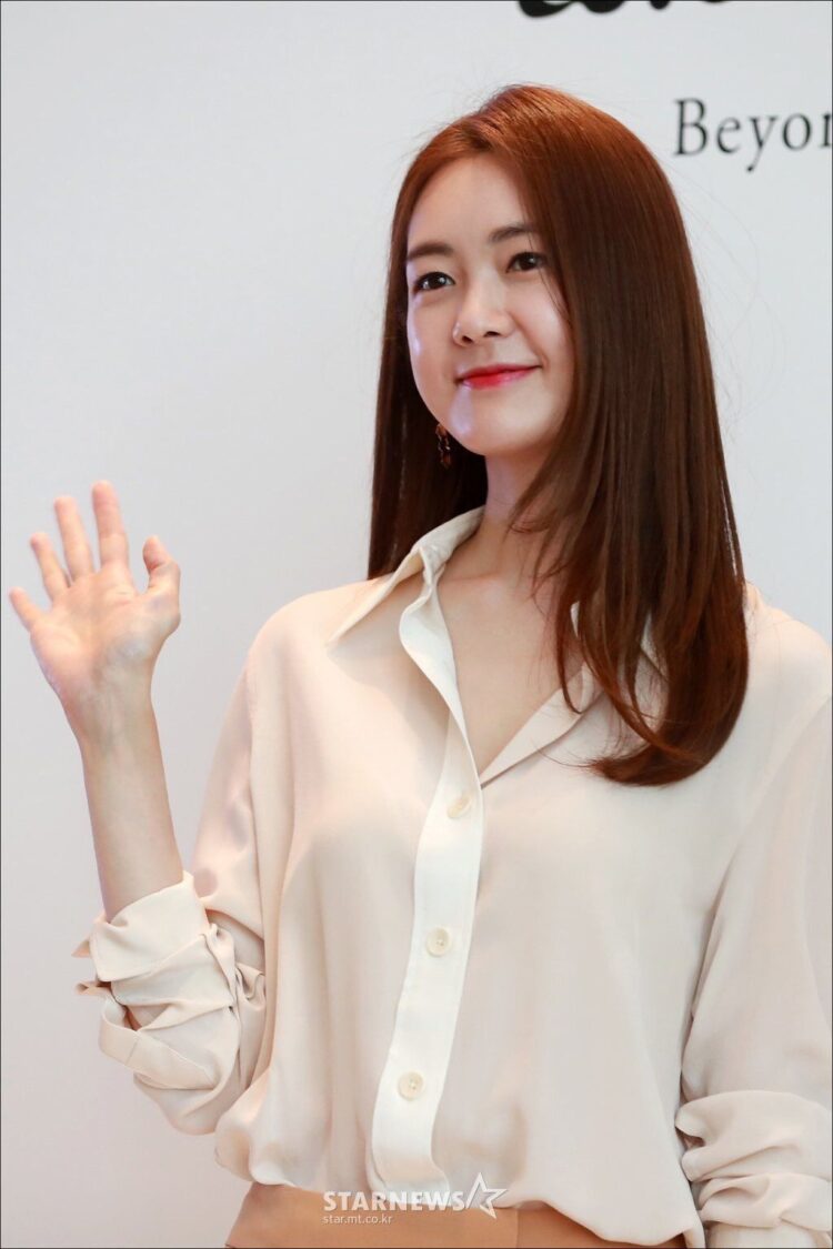 8 Hot Sexy Lee Yo-won Bikini Pics