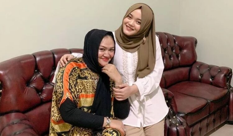 9 Hot Sexy Lina Jubaedah Bikini Pics