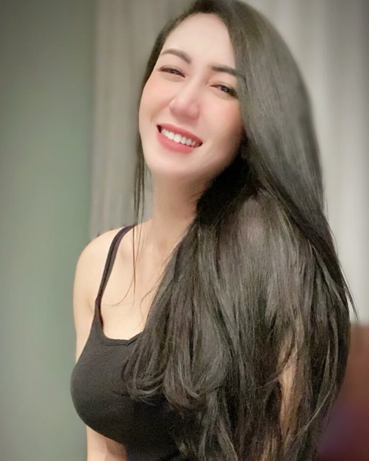 4 Hot Sexy Livy Andriany Bikini Pics