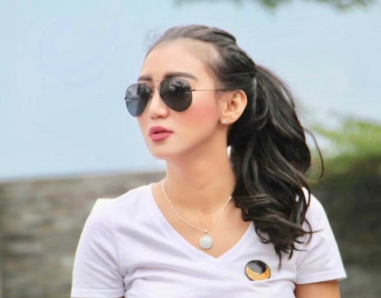 4 Hot Sexy Livy Andriany Bikini Pics