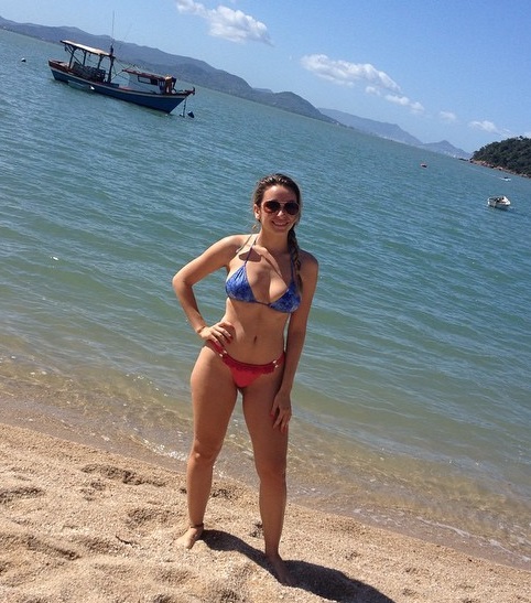 7 Hot Sexy Luana Rodrigues Bikini Pics