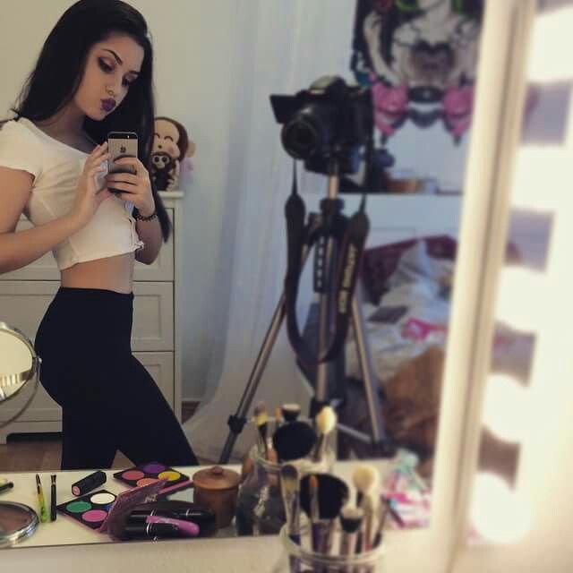 8 Hot Sexy Luna Darko Bikini Pics