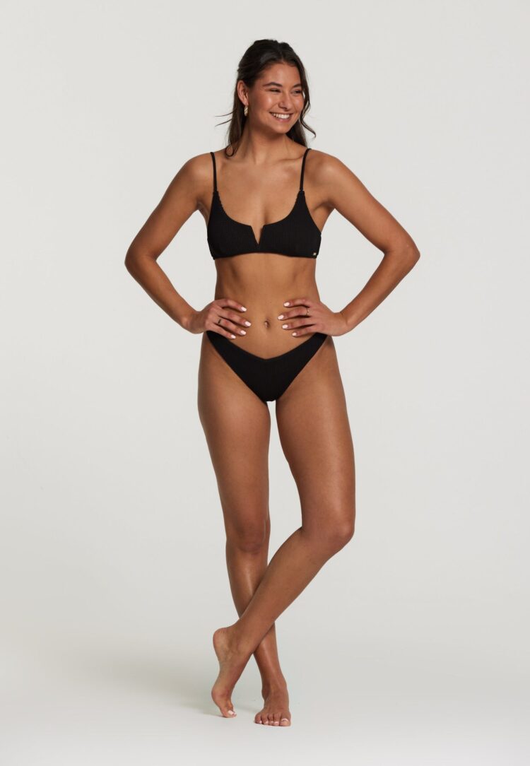 5 Hot Sexy Lush Leah Bikini Pics