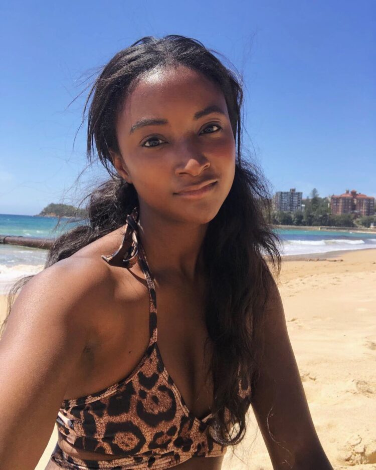 9 Hot Sexy Lyndsey Scott Bikini Pics