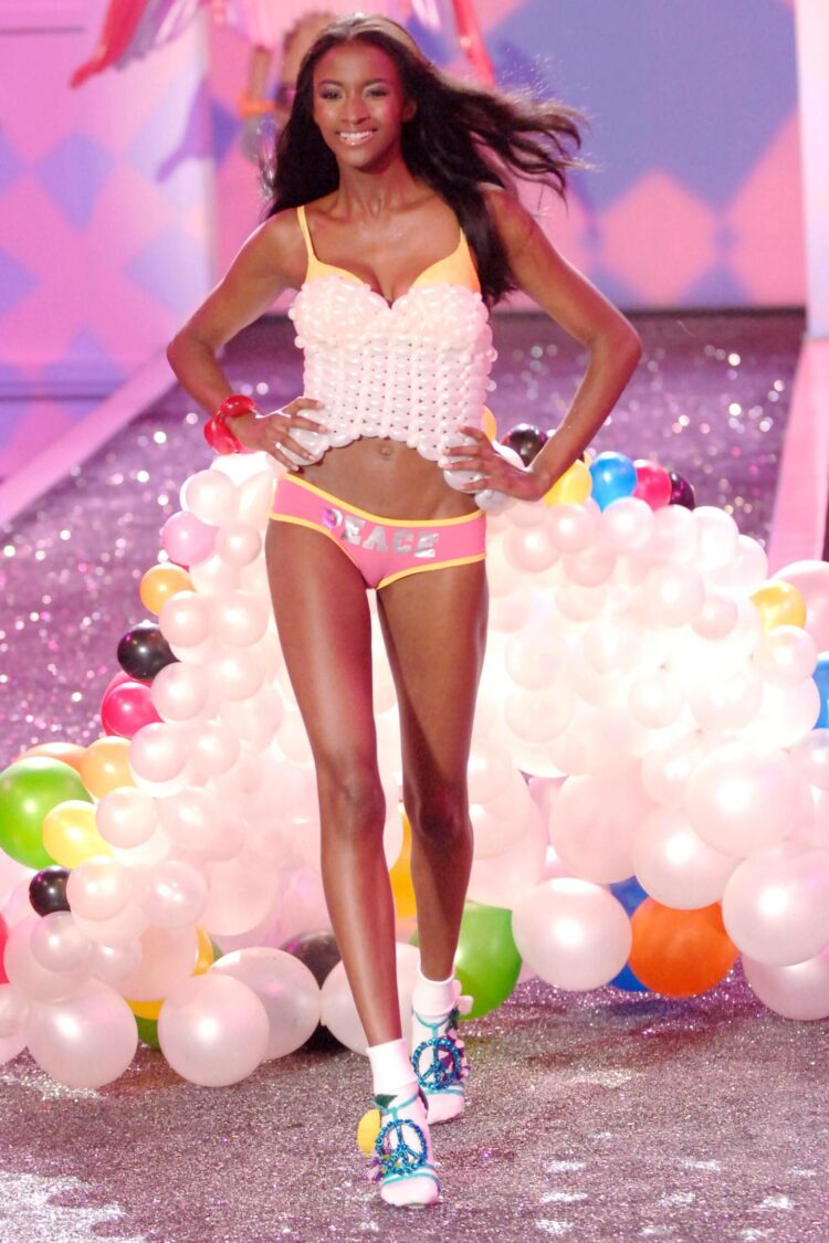 9 Hot Sexy Lyndsey Scott Bikini Pics