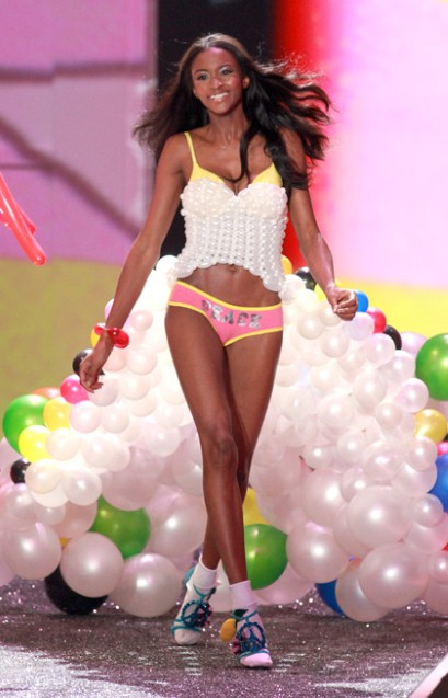 9 Hot Sexy Lyndsey Scott Bikini Pics