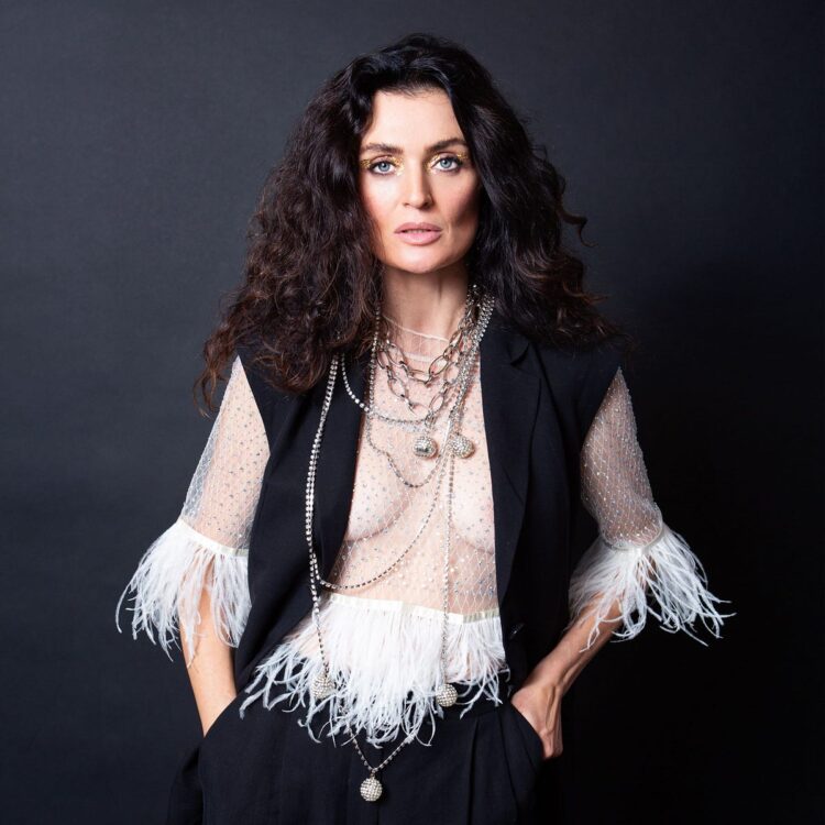 9 Hot Sexy Lyne Renee Bikini Pics