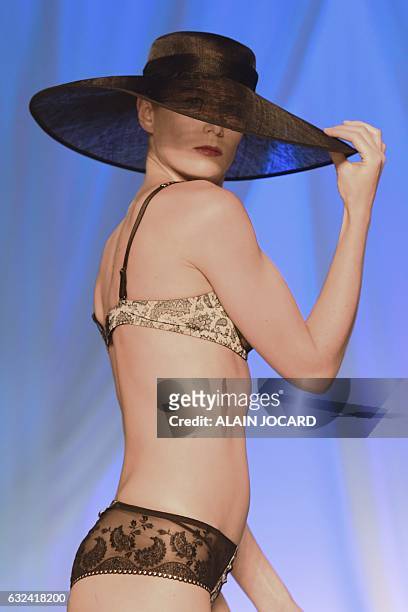 6 Hot Sexy Maud Gonne Bikini Pics