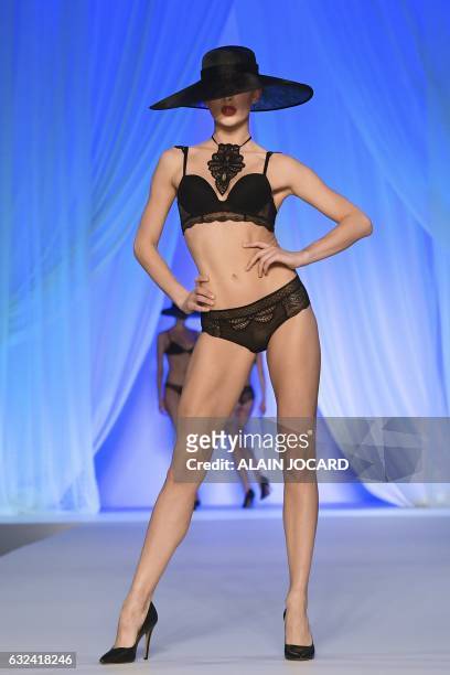 6 Hot Sexy Maud Gonne Bikini Pics