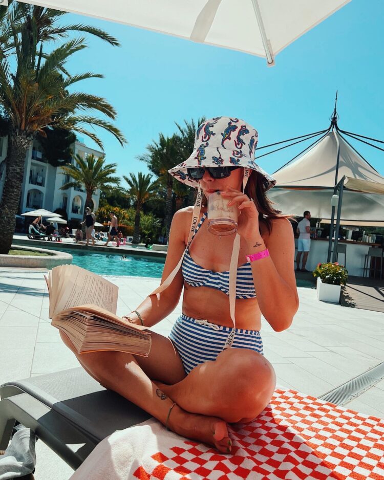 10 Hot Sexy Megan Ellaby Bikini Pics