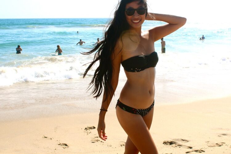 5 Hot Sexy Megan Lee Bikini Pics