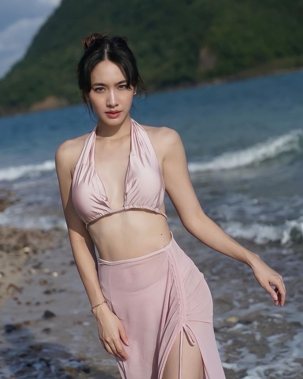 5 Hot Sexy Min Pechaya Bikini Pics