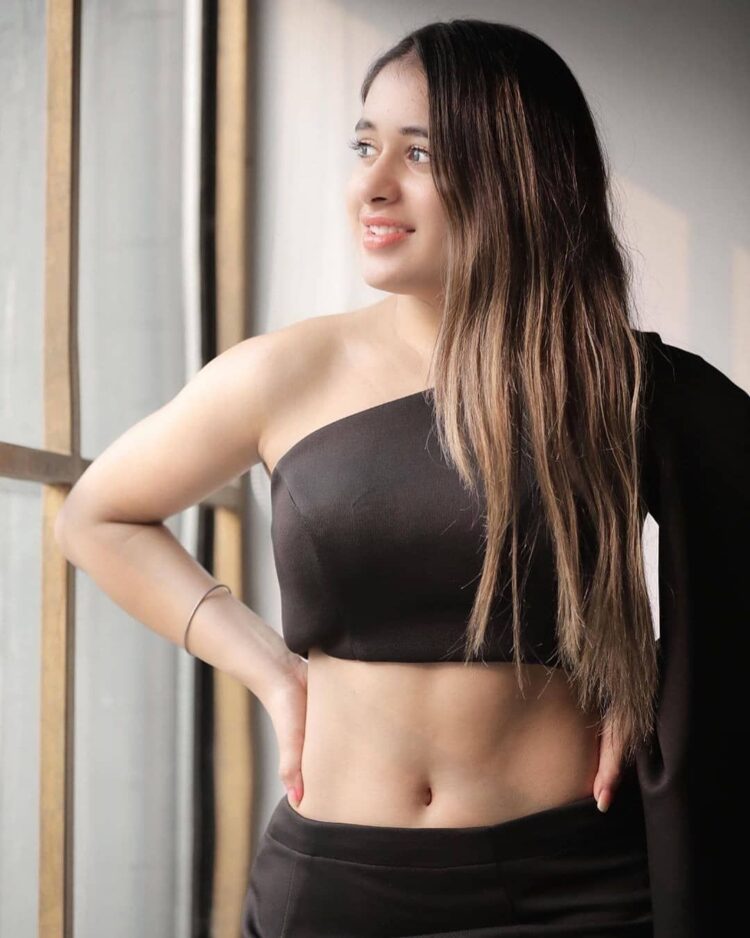 5 Hot Sexy Mishal Butt Bikini Pics