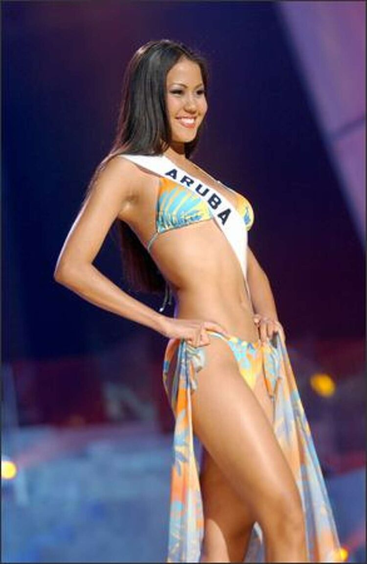 5 Hot Sexy Miss-Zi-Zi Bikini Pics